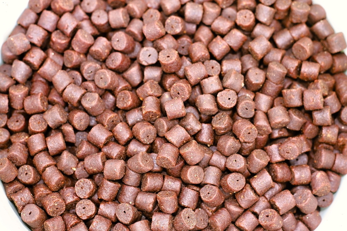 Red Halibut pelety s dírou 2,5kg 🎣 Na Soutoku